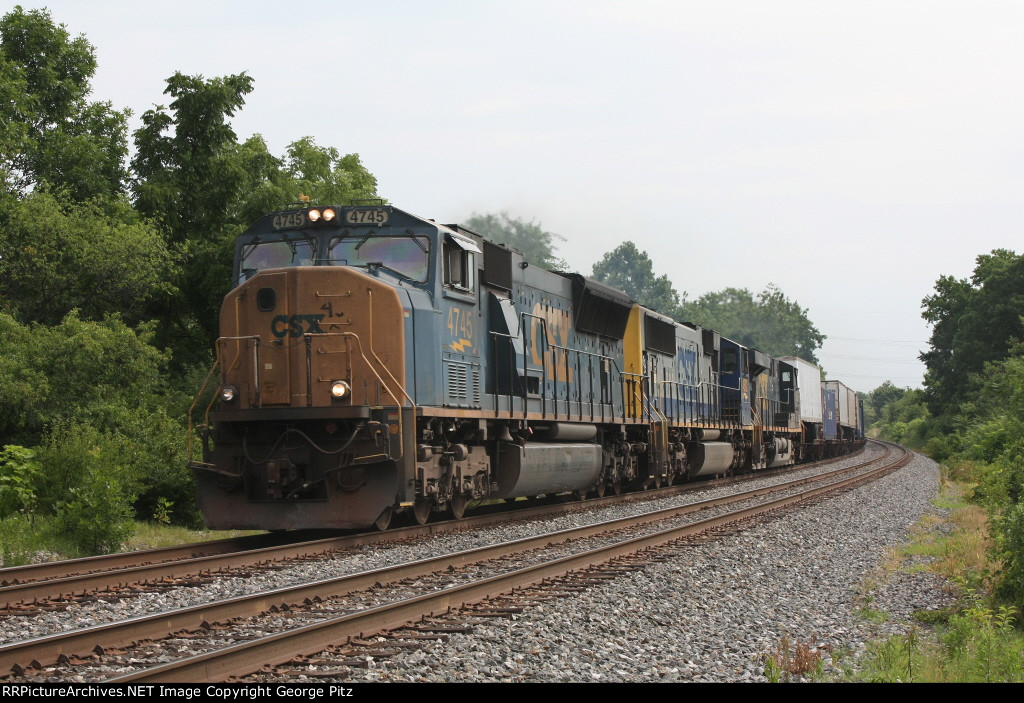 CSX 4765 and train Q033